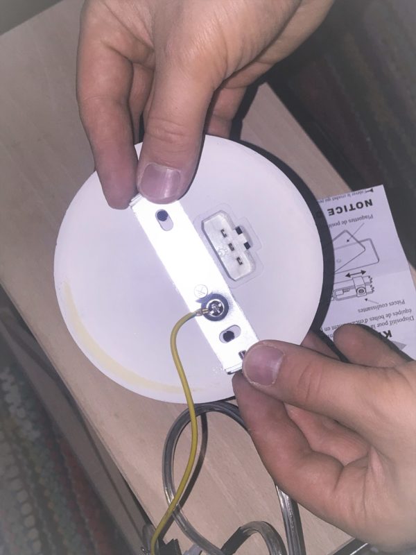 Comment fixer un luminaire au plafond ? Le Guide